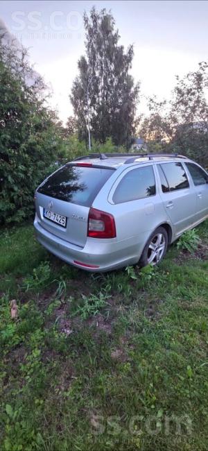 Grey Skoda Octavia 2009 in Riga, with an engine capacity of 2.00 L and mileage of 402 thousand km for 1050 €, photo 8 on AUTOMOTO.COM.LV
