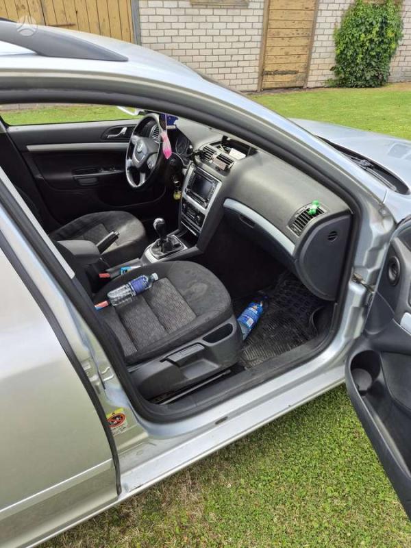 Grey Skoda Octavia 2009 in Rokiskis, with an engine capacity of 1.90 L and mileage of 342 thousand km for 1750 €, photo 6 on AUTOMOTO.COM.LV