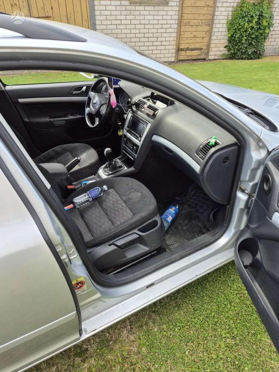 Grey Skoda Octavia 2009 in Rokiskis, with an engine capacity of 1.90 L and mileage of 342 thousand km for 1750 €, photo 7 on AUTOMOTO.COM.LV