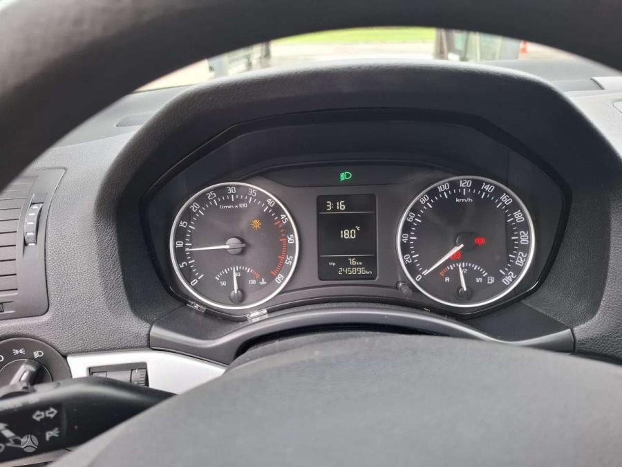 Grey Skoda Octavia 2009 in Utena, with an engine capacity of 1.90 L and mileage of 245 thousand km for 3850 €, photo 15 on AUTOMOTO.COM.LV