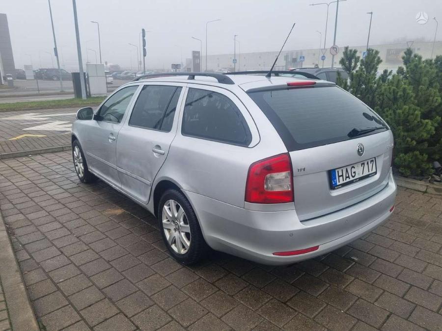 Pelēks Skoda Octavia 2010 Viļņa, ar dzinēja tilpumu 1.60 L un nobraukumu 232 tūkst. km par 3200 €, foto 3 vietnē AUTOMOTO.COM.LV