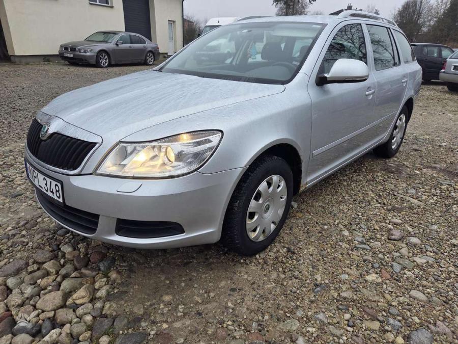 Grey Skoda Octavia 2010 in Birzai, with an engine capacity of 1.20 L and mileage of 160 thousand km for 2650 €, photo 3 on AUTOMOTO.COM.LV