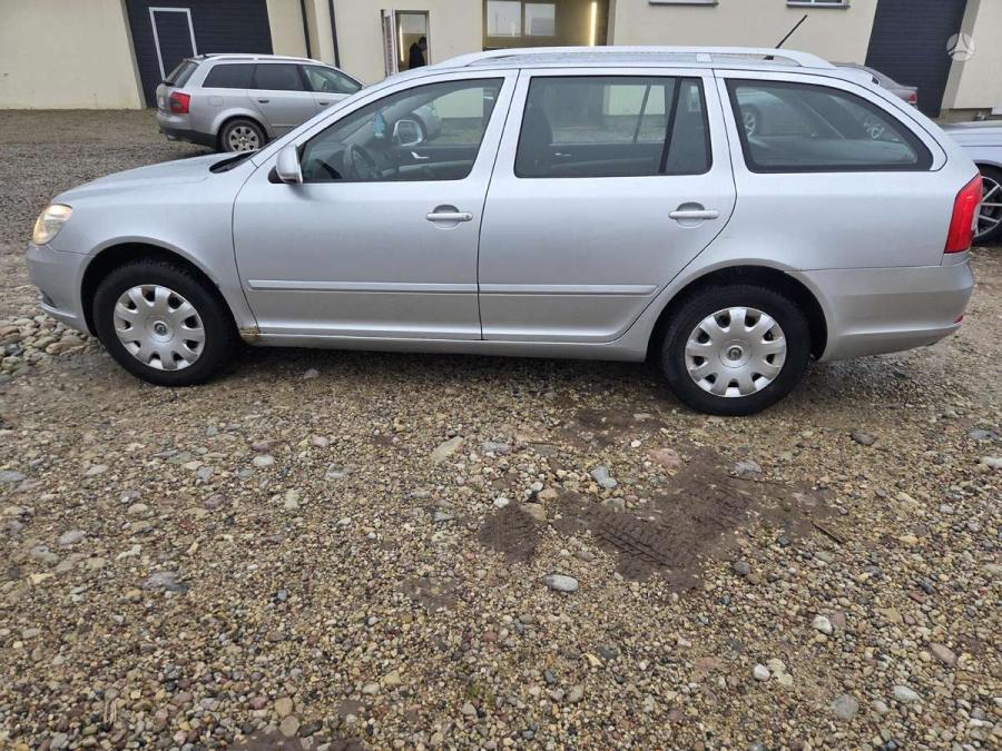 Grey Skoda Octavia 2010 in Birzai, with an engine capacity of 1.20 L and mileage of 160 thousand km for 2650 €, photo 4 on AUTOMOTO.COM.LV