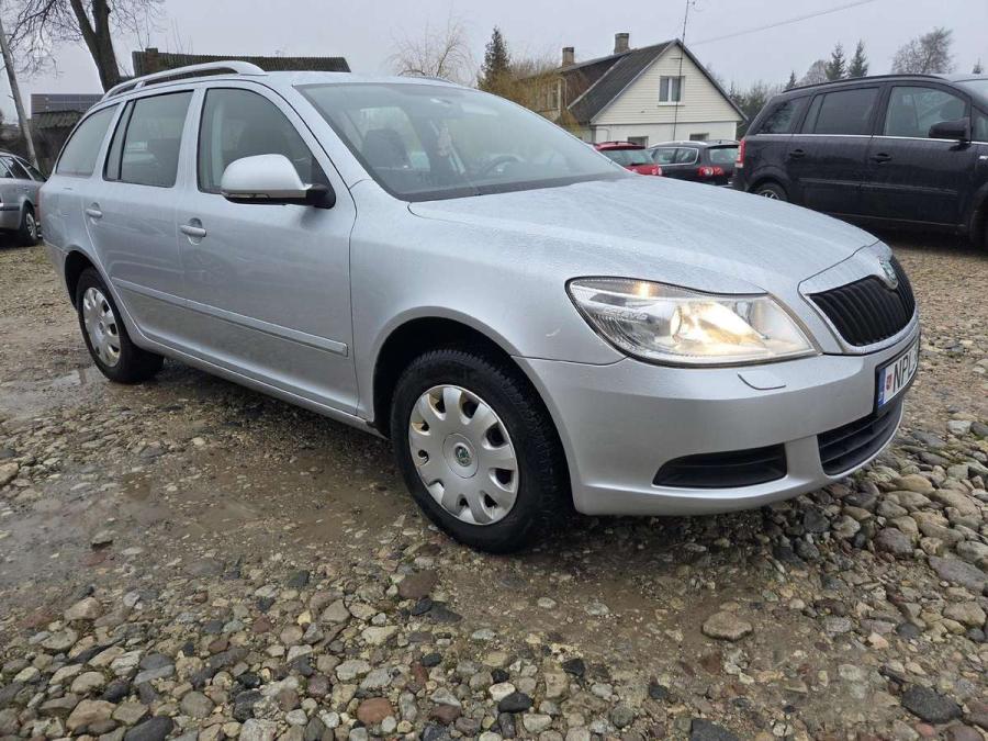 Grey Skoda Octavia 2010 in Birzai, with an engine capacity of 1.20 L and mileage of 160 thousand km for 2650 €, photo 6 on AUTOMOTO.COM.LV