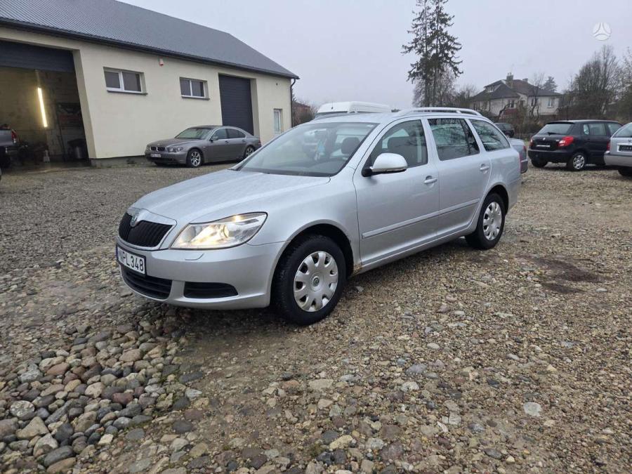 Grey Skoda Octavia 2010 in Birzai, with an engine capacity of 1.20 L and mileage of 160 thousand km for 2650 €, photo 10 on AUTOMOTO.COM.LV