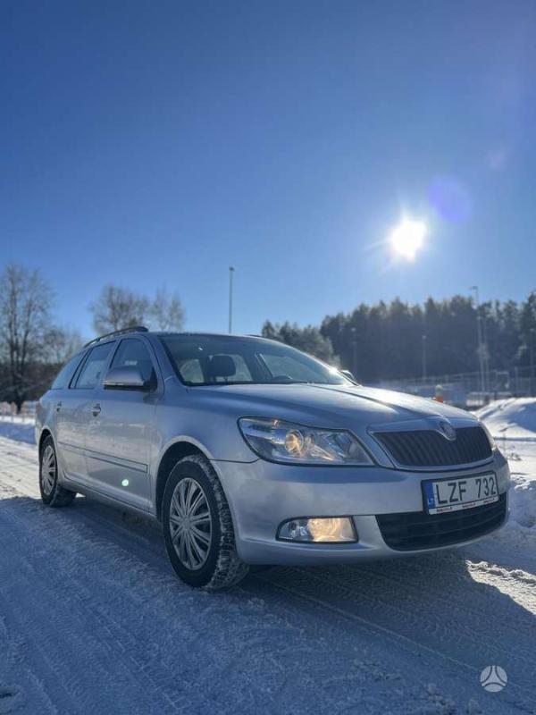 Pelēks Skoda Octavia 2010 Viļņa, ar dzinēja tilpumu 1.60 L un nobraukumu 225 tūkst. km par 1950 €, foto 1 vietnē AUTOMOTO.COM.LV