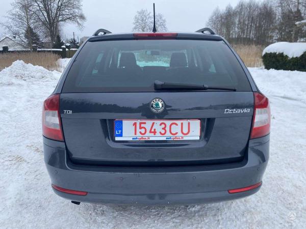 Grey Skoda Octavia 2010 in Birzai, with an engine capacity of 1.60 L and mileage of 294 thousand km for 3450 €, photo 6 on AUTOMOTO.COM.LV