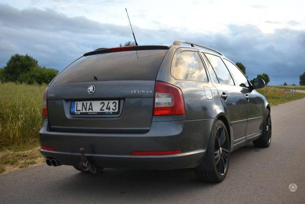 Pelēks Skoda Octavia 2010 Panevēža, ar dzinēja tilpumu 1.97 L un nobraukumu 359 tūkst. km par 4100 €, foto 4 vietnē AUTOMOTO.COM.LV