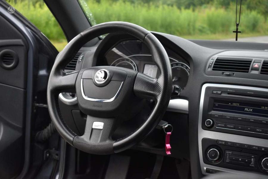 Pelēks Skoda Octavia 2010 Panevēža, ar dzinēja tilpumu 1.97 L un nobraukumu 359 tūkst. km par 4100 €, foto 11 vietnē AUTOMOTO.COM.LV