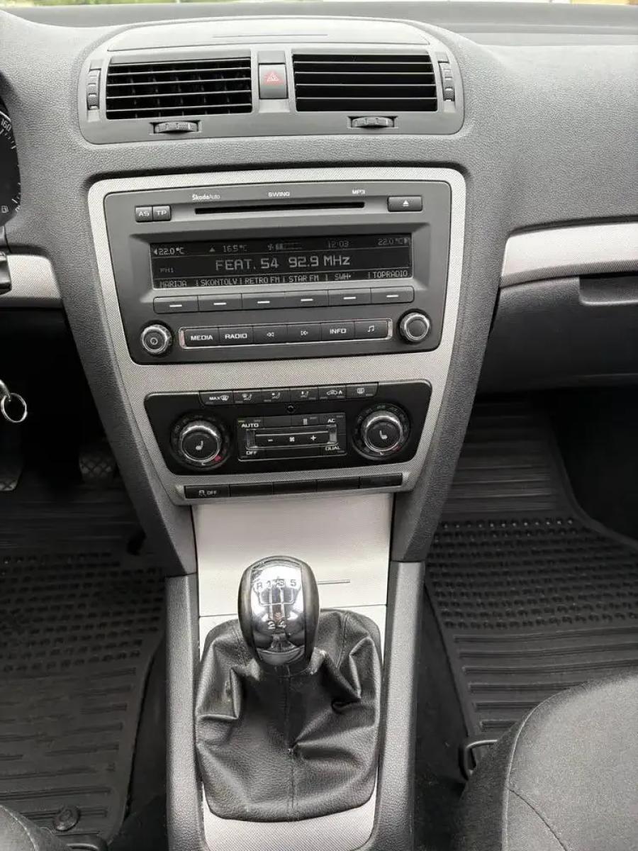 Pelēks Skoda Octavia 2010 Daugavpils, ar dzinēja tilpumu 1.60 L un nobraukumu 285 tūkst. km par 3650 €, foto 12 vietnē AUTOMOTO.COM.LV