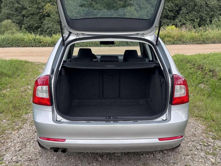 Grey Skoda Octavia 2010 in Kaunas, with an engine capacity of 1.39 L and mileage of 204 thousand km for 4250 €, photo 10 on AUTOMOTO.COM.LV