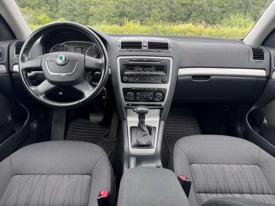 Grey Skoda Octavia 2010 in Kaunas, with an engine capacity of 1.39 L and mileage of 204 thousand km for 4250 €, photo 16 on AUTOMOTO.COM.LV