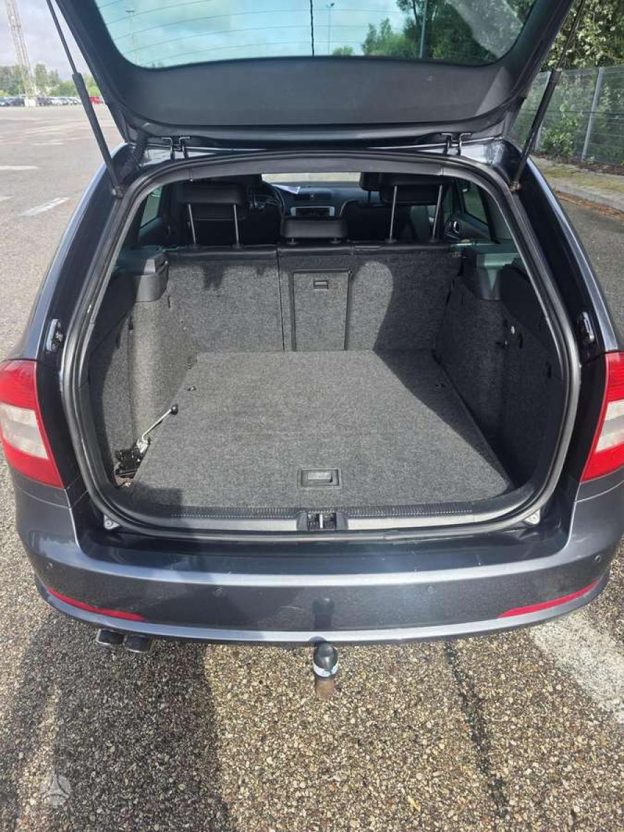 Pelēks Skoda Octavia 2010 Marijampole, ar dzinēja tilpumu 1.97 L un nobraukumu 268 tūkst. km par 4150 €, foto 9 vietnē AUTOMOTO.COM.LV
