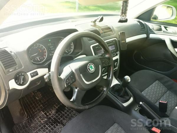Pelēks Skoda Octavia 2010 Ogre, ar dzinēja tilpumu 1.60 L un nobraukumu 382 tūkst. km par 1500 €, foto 5 vietnē AUTOMOTO.COM.LV