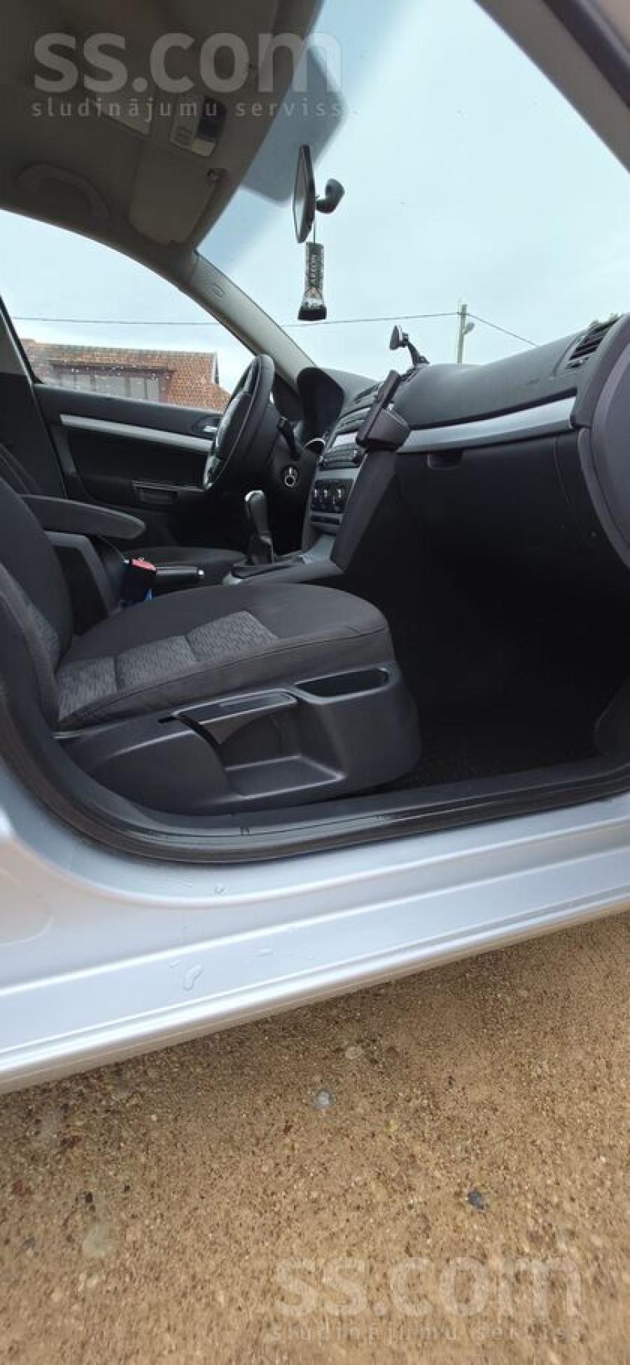 Pelēks Skoda Octavia 2010 Kuldīga, ar dzinēja tilpumu 1.60 L un nobraukumu 383 tūkst. km par 2399 €, foto 22 vietnē AUTOMOTO.COM.LV