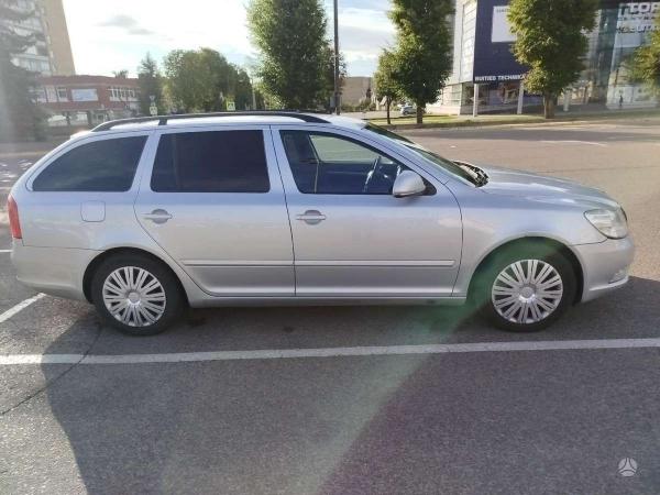 Pelēks Skoda Octavia 2011 Viļņa, ar dzinēja tilpumu 1.97 L un nobraukumu 435 tūkst. km par 3200 €, foto 2 vietnē AUTOMOTO.COM.LV