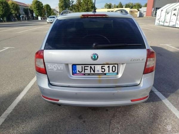 Pelēks Skoda Octavia 2011 Viļņa, ar dzinēja tilpumu 1.97 L un nobraukumu 435 tūkst. km par 3200 €, foto 4 vietnē AUTOMOTO.COM.LV