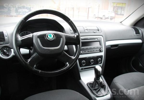 Grey Skoda Octavia 2011 in Rezekne, with an engine capacity of 1.90 L and mileage of 304 thousand km for 3495 €, photo 8 on AUTOMOTO.COM.LV