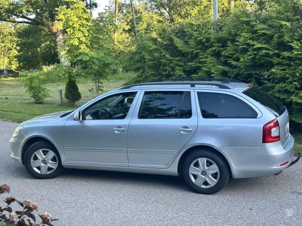 Pelēks Skoda Octavia 2011 Viļņa, ar dzinēja tilpumu 1.60 L un nobraukumu 398 tūkst. km par 2200 €, foto 3 vietnē AUTOMOTO.COM.LV