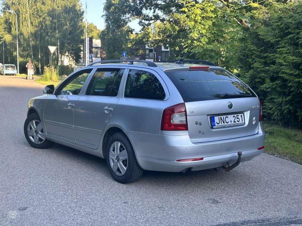Pelēks Skoda Octavia 2011 Viļņa, ar dzinēja tilpumu 1.60 L un nobraukumu 398 tūkst. km par 2200 €, foto 4 vietnē AUTOMOTO.COM.LV