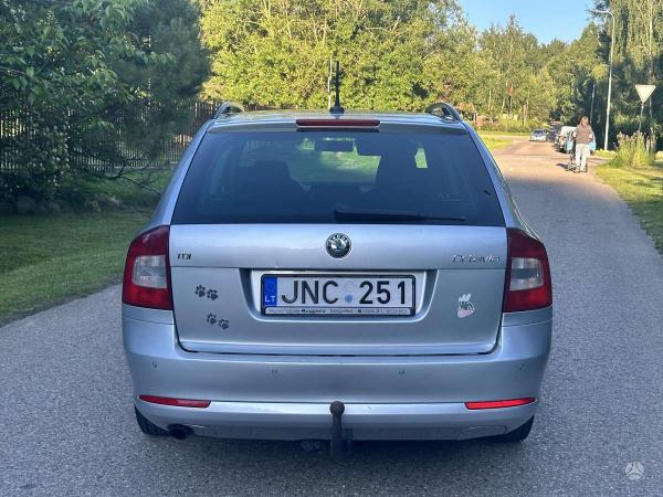 Pelēks Skoda Octavia 2011 Viļņa, ar dzinēja tilpumu 1.60 L un nobraukumu 398 tūkst. km par 2200 €, foto 5 vietnē AUTOMOTO.COM.LV