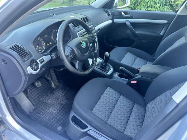 Pelēks Skoda Octavia 2011 Viļņa, ar dzinēja tilpumu 1.60 L un nobraukumu 398 tūkst. km par 2200 €, foto 7 vietnē AUTOMOTO.COM.LV