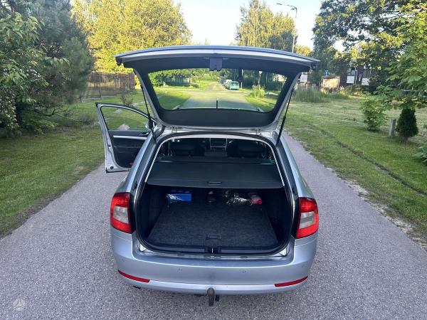 Pelēks Skoda Octavia 2011 Viļņa, ar dzinēja tilpumu 1.60 L un nobraukumu 398 tūkst. km par 2200 €, foto 9 vietnē AUTOMOTO.COM.LV