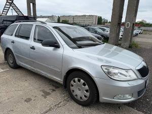 Pelēks Skoda Octavia 2011 Tallina, ar dzinēja tilpumu 1.40 L un nobraukumu 199 tūkst. km par 799 €, foto  vietnē AUTOMOTO.COM.LV