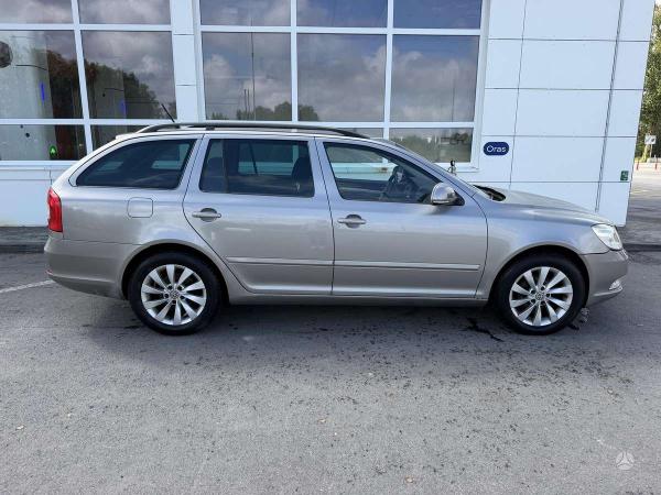 Skoda Octavia 2011 in Vilnius on AUTOMOTO.COM.LV Grey Skoda Octavia 2011 in Vilnius, with an engine capacity of 1.39 L and mileage of 300 thousand km for 1600 €, photo 4 on AUTOMOTO.COM.LV