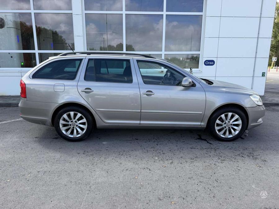Pelēks Skoda Octavia 2011 Viļņa, ar dzinēja tilpumu 1.39 L un nobraukumu 300 tūkst. km par 1600 €, foto 4 vietnē AUTOMOTO.COM.LV
