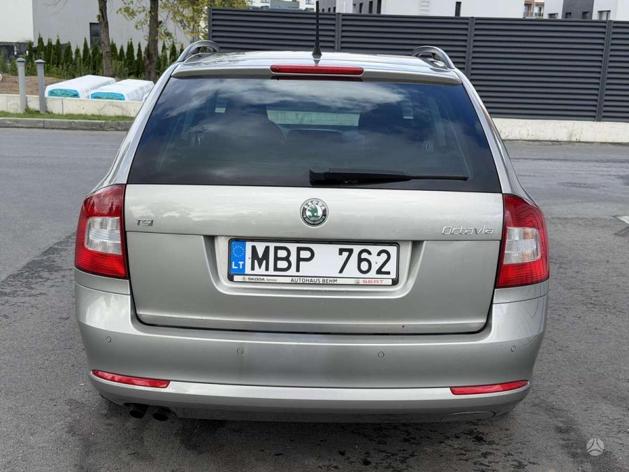 Pelēks Skoda Octavia 2011 Viļņa, ar dzinēja tilpumu 1.39 L un nobraukumu 300 tūkst. km par 1600 €, foto 5 vietnē AUTOMOTO.COM.LV