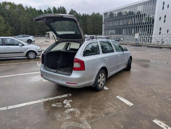 Pelēks Skoda Octavia 2011 Viļņa, ar dzinēja tilpumu 1.60 L un nobraukumu 260 tūkst. km par 1400 €, foto 4 vietnē AUTOMOTO.COM.LV