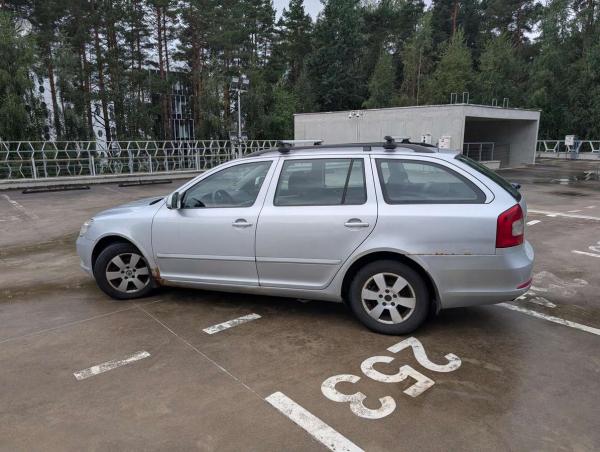 Pelēks Skoda Octavia 2011 Viļņa, ar dzinēja tilpumu 1.60 L un nobraukumu 260 tūkst. km par 1400 €, foto 5 vietnē AUTOMOTO.COM.LV