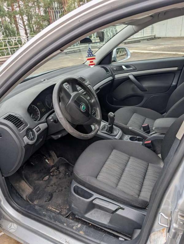 Pelēks Skoda Octavia 2011 Viļņa, ar dzinēja tilpumu 1.60 L un nobraukumu 260 tūkst. km par 1400 €, foto 7 vietnē AUTOMOTO.COM.LV