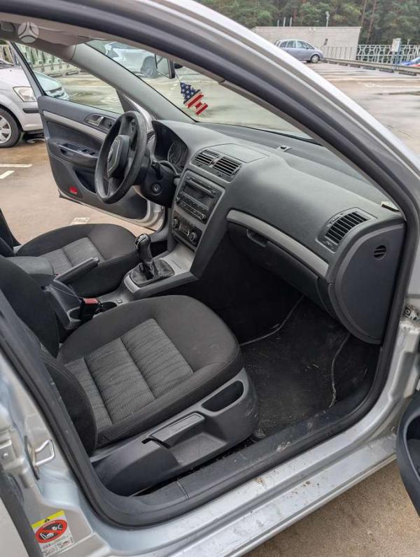 Pelēks Skoda Octavia 2011 Viļņa, ar dzinēja tilpumu 1.60 L un nobraukumu 260 tūkst. km par 1400 €, foto 8 vietnē AUTOMOTO.COM.LV