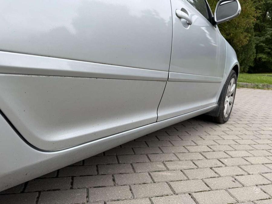 Grey Skoda Octavia 2011 in Vilnius, with an engine capacity of 2.00 L and mileage of 290 thousand km for 2900 €, photo 11 on AUTOMOTO.COM.LV