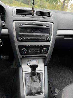 Grey Skoda Octavia 2011 in Vilnius, with an engine capacity of 2.00 L and mileage of 290 thousand km for 2900 €, photo 15 on AUTOMOTO.COM.LV
