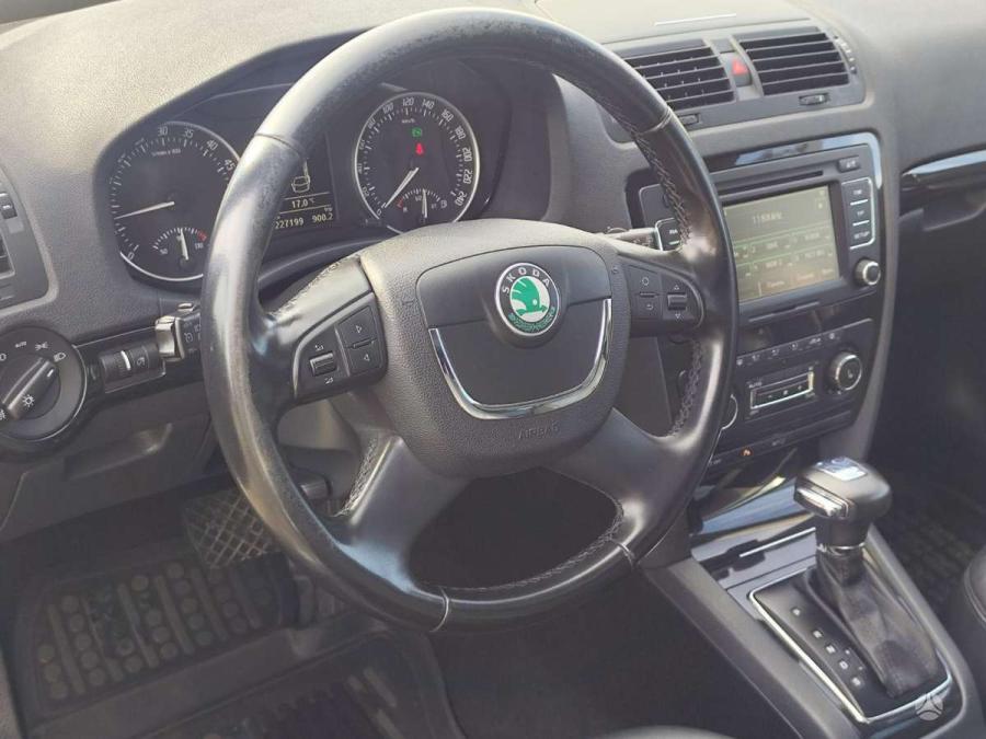 Grey Skoda Octavia 2012 in Siauliai, with an engine capacity of 2.00 L and mileage of 227 thousand km for 6700 €, photo 14 on AUTOMOTO.COM.LV