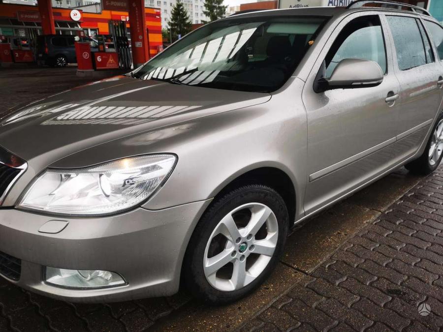 Pelēks Skoda Octavia 2012 Viļņa, ar dzinēja tilpumu 1.60 L un nobraukumu 149 tūkst. km par 2950 €, foto 5 vietnē AUTOMOTO.COM.LV