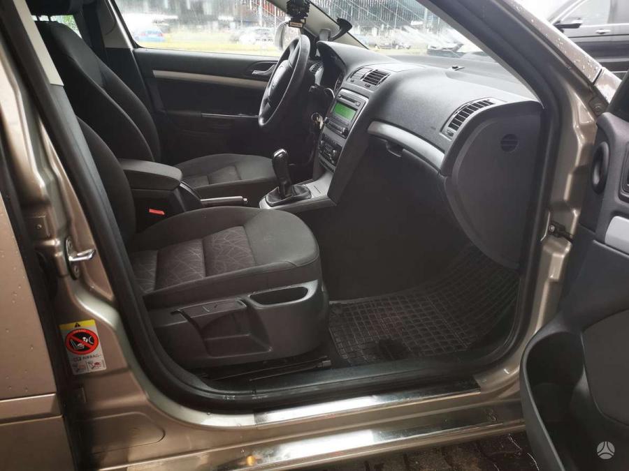 Pelēks Skoda Octavia 2012 Viļņa, ar dzinēja tilpumu 1.60 L un nobraukumu 149 tūkst. km par 2950 €, foto 15 vietnē AUTOMOTO.COM.LV