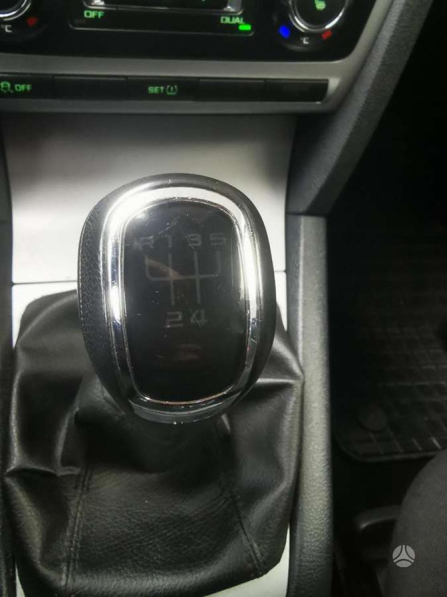 Pelēks Skoda Octavia 2012 Viļņa, ar dzinēja tilpumu 1.60 L un nobraukumu 149 tūkst. km par 2950 €, foto 18 vietnē AUTOMOTO.COM.LV