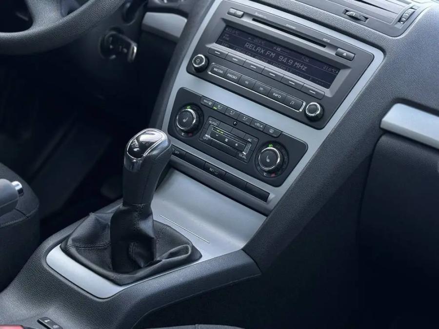 Pelēks Skoda Octavia 2012 Jūrmala, ar dzinēja tilpumu 2.00 L un nobraukumu 278 tūkst. km par 4100 €, foto 12 vietnē AUTOMOTO.COM.LV