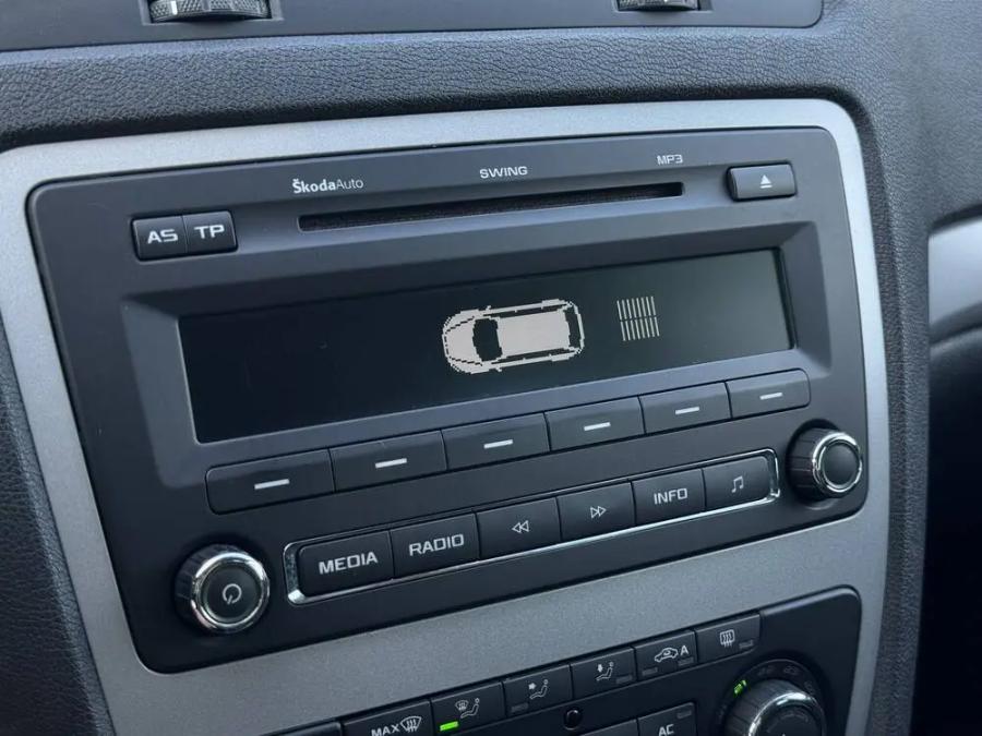Pelēks Skoda Octavia 2012 Jūrmala, ar dzinēja tilpumu 2.00 L un nobraukumu 278 tūkst. km par 4100 €, foto 15 vietnē AUTOMOTO.COM.LV