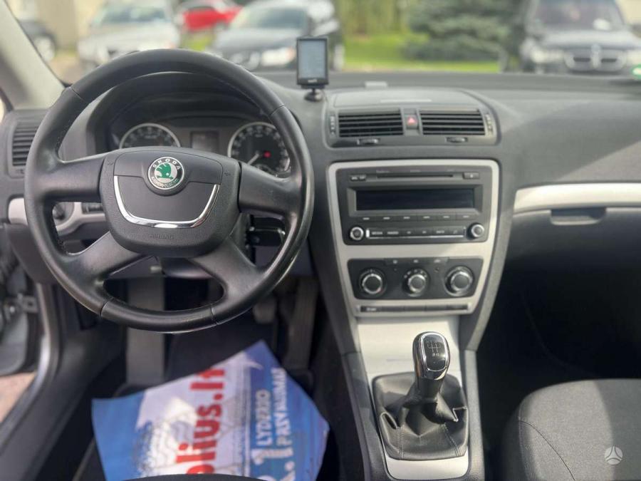 Grey Skoda Octavia 2012 in Utena, with an engine capacity of 1.60 L and mileage of 204 thousand km for 3950 €, photo 10 on AUTOMOTO.COM.LV