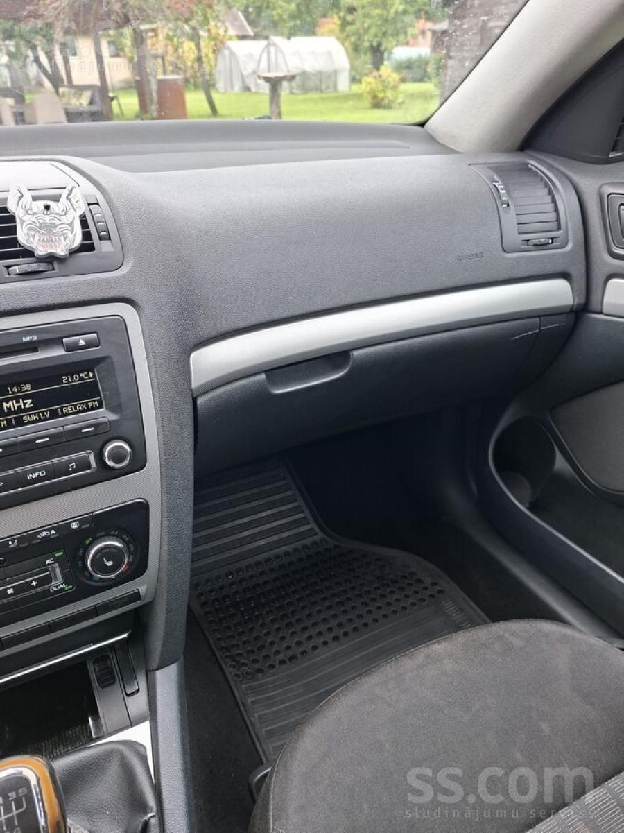 Pelēks Skoda Octavia 2012 Limbaži, ar dzinēja tilpumu 1.60 L un nobraukumu 477 tūkst. km par 2200 €, foto 6 vietnē AUTOMOTO.COM.LV