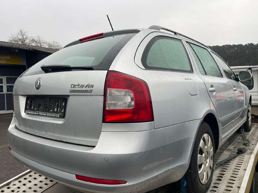 Grey Skoda Octavia 2013 in Kazlu Ruda, with an engine capacity of 1.60 L and mileage of 301 thousand km for 2999 €, photo 2 on AUTOMOTO.COM.LV