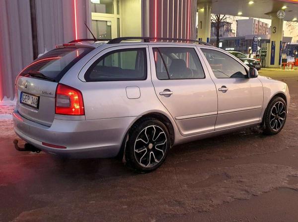 Pelēks Skoda Octavia 2013 Viļņa, ar dzinēja tilpumu 1.60 L un nobraukumu 350 tūkst. km par 2000 €, foto 3 vietnē AUTOMOTO.COM.LV