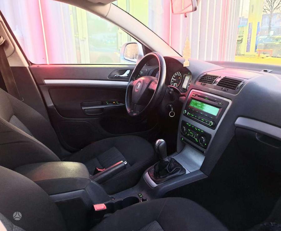 Pelēks Skoda Octavia 2013 Viļņa, ar dzinēja tilpumu 1.60 L un nobraukumu 350 tūkst. km par 2000 €, foto 14 vietnē AUTOMOTO.COM.LV