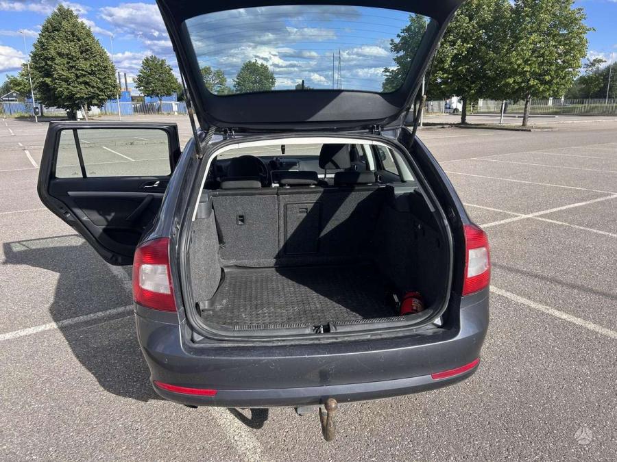 Grey Skoda Octavia 2013 in Klaipeda, with an engine capacity of 1.60 L and mileage of 353 thousand km for 1900 €, photo 7 on AUTOMOTO.COM.LV