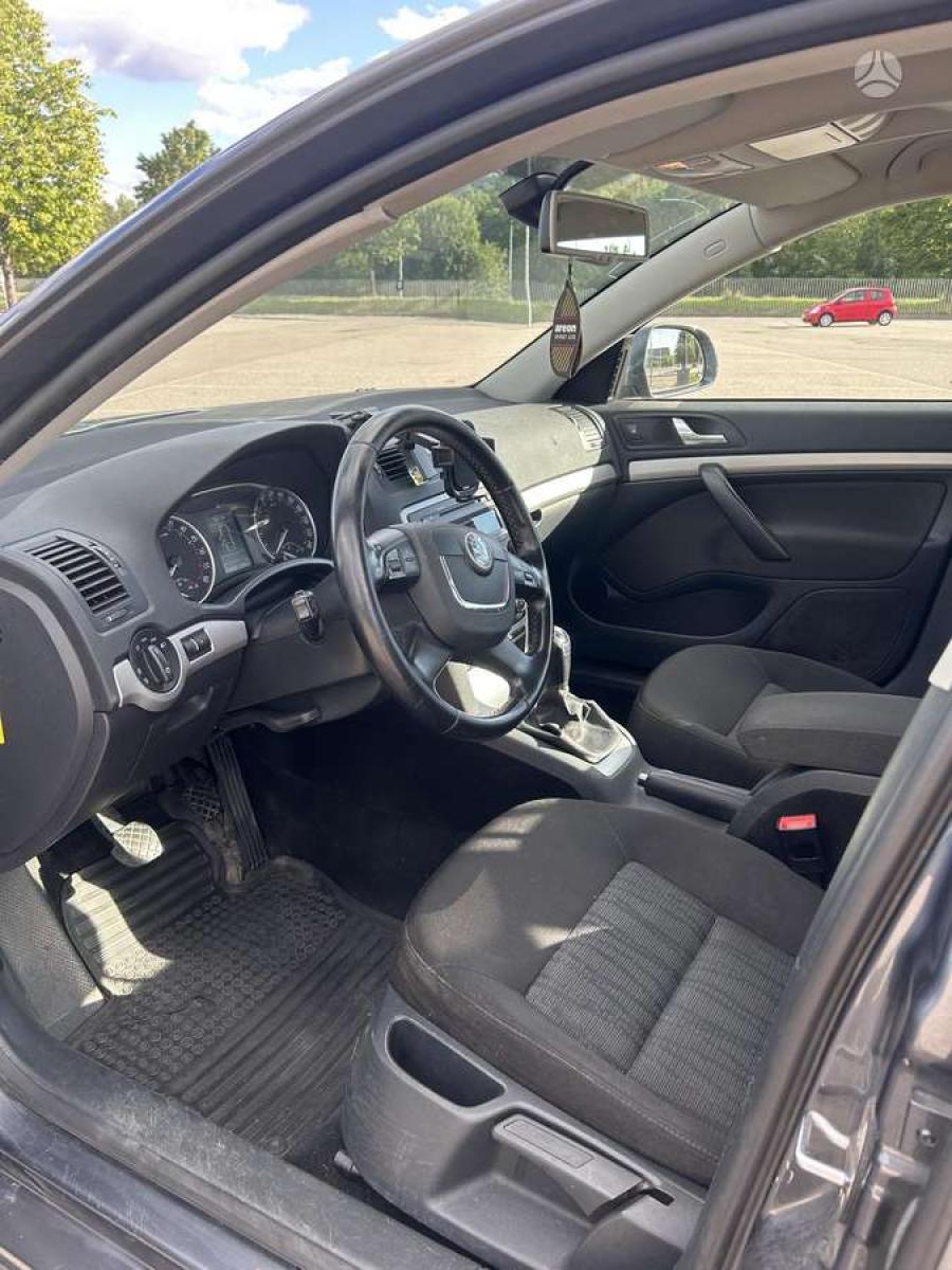 Grey Skoda Octavia 2013 in Klaipeda, with an engine capacity of 1.60 L and mileage of 353 thousand km for 1900 €, photo 9 on AUTOMOTO.COM.LV